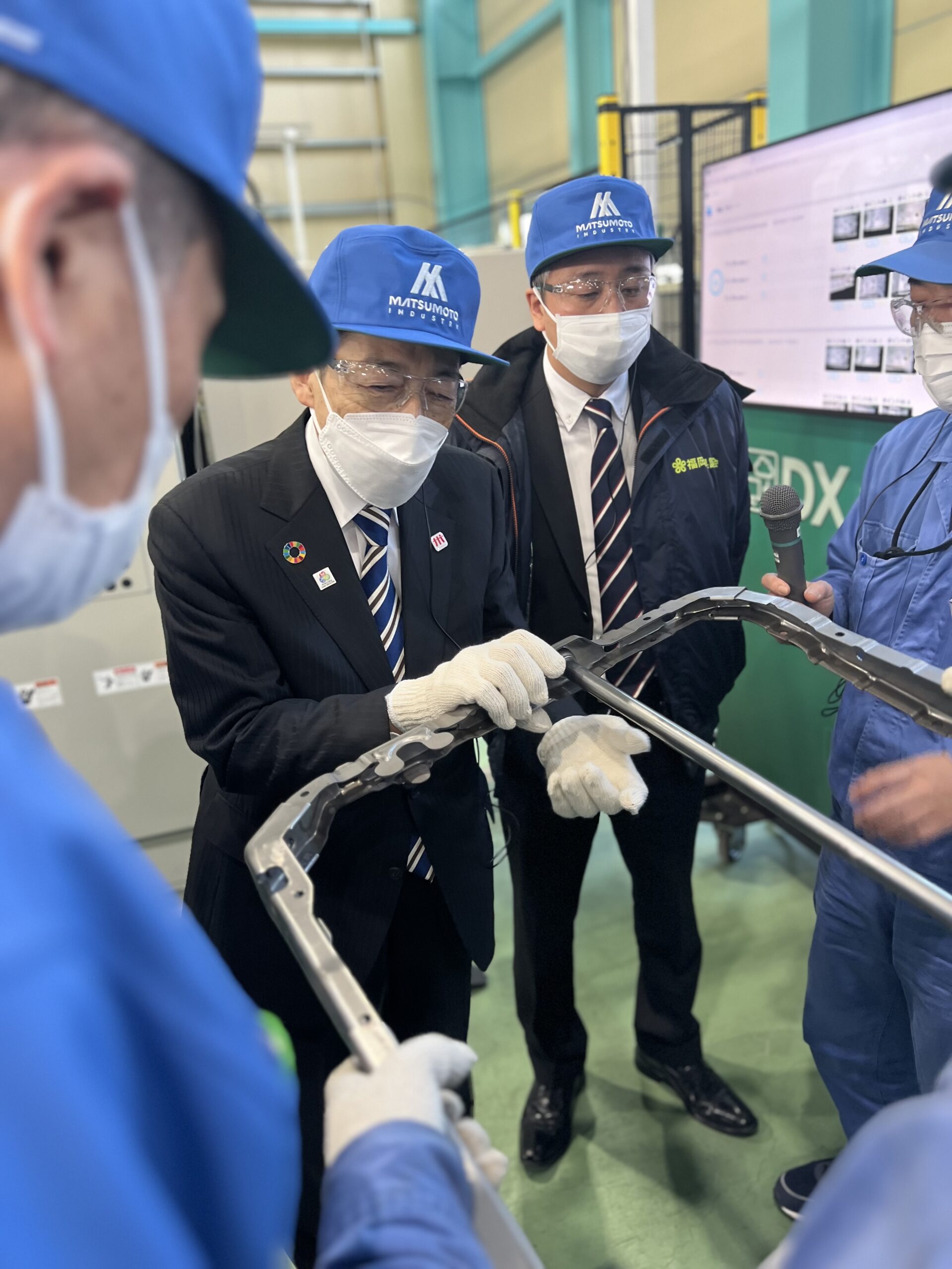 福岡県の服部誠太郎知事が豊前工場へJmec工法の視察に来られました。｜松本工業株式会社